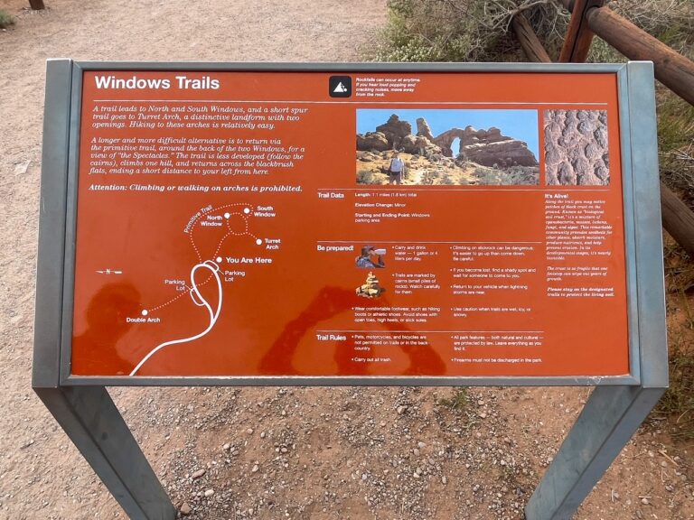 Guide to the Windows Trail Hike - Arches National Park